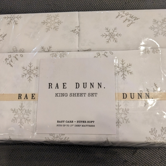 Rae Dunn | Bedding | Rae Dunn Let It Snow King Sheet Set Snowflakes ...